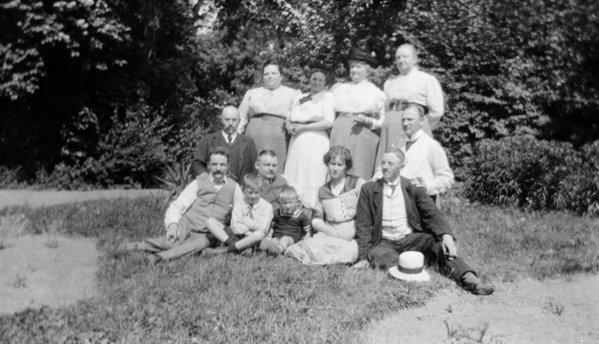 Gruppebilde fra William A Simonsens studietid ved Veterinærhøyskolen i ...