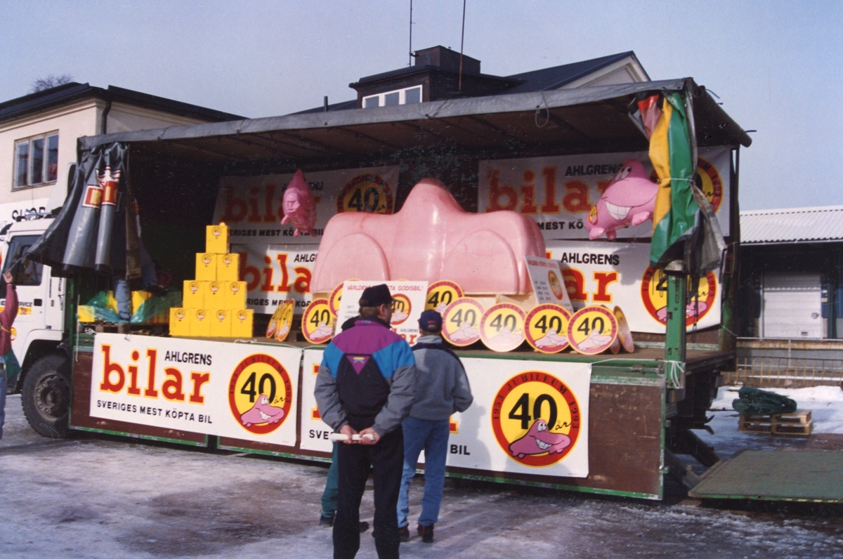Ahlgrens jubileumsbil på lastbilsflak 1993. - Länsmuseet Gävleborg ...