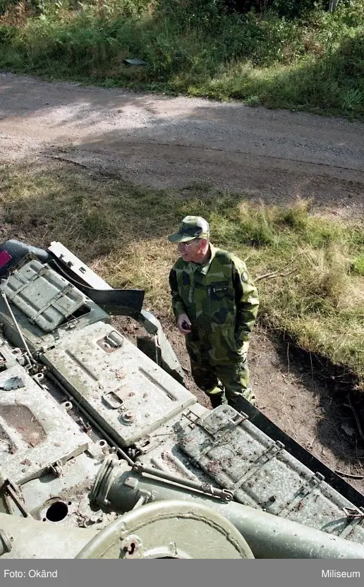 Undersökning av splitterskador på Stridsvagn T 72. Okänd person ...
