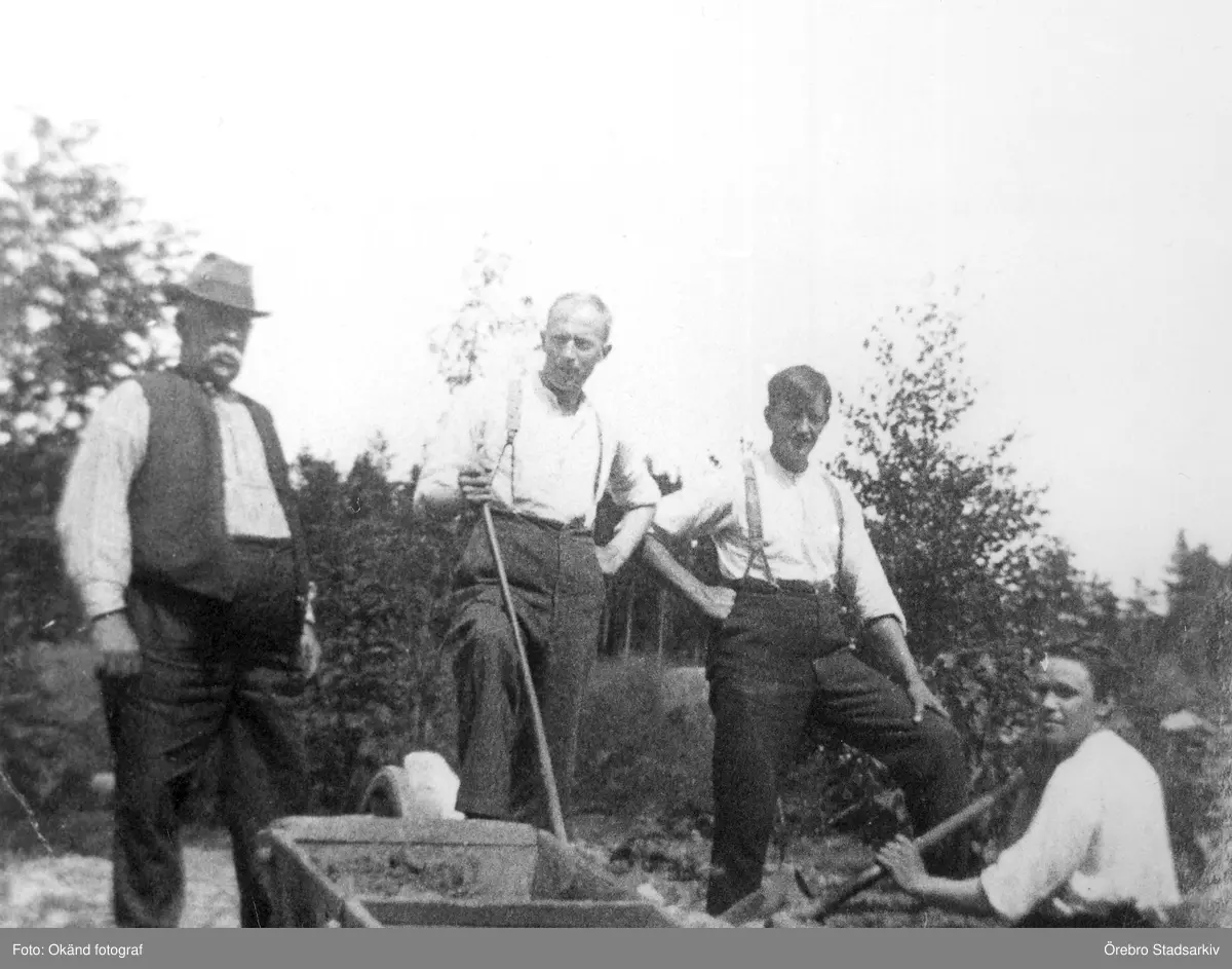 Resning av flaggstång vid Solstugan, 1920-tal - Örebro Stadsarkiv / DigitaltMuseum