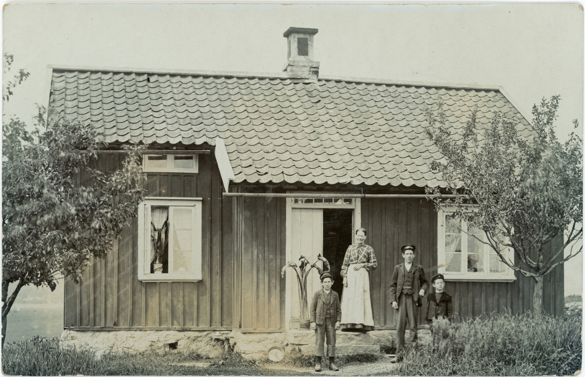 Gruppbild framför bostad. Troligen Dalsland - Vänersborgs museum ...