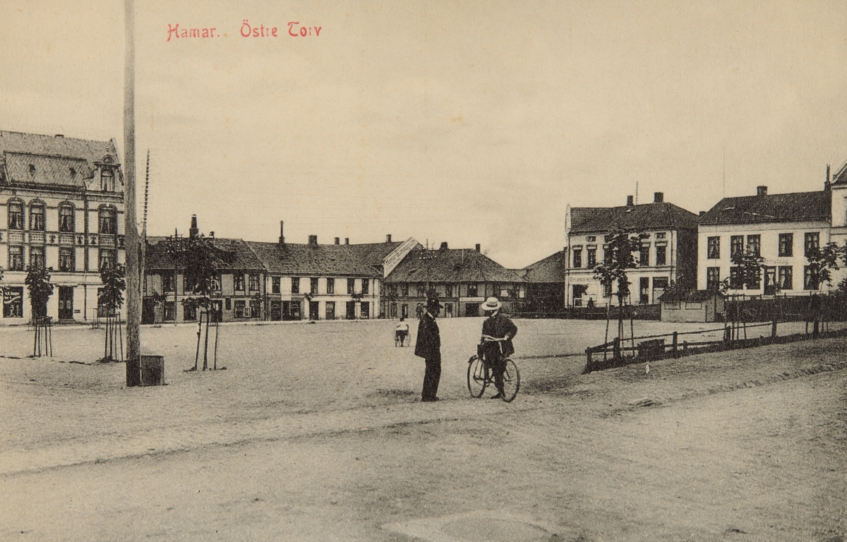 Postkort, Hamar, Østre Torg, Grønnegata, Vangsvegen, 2 menn, sykkel ...