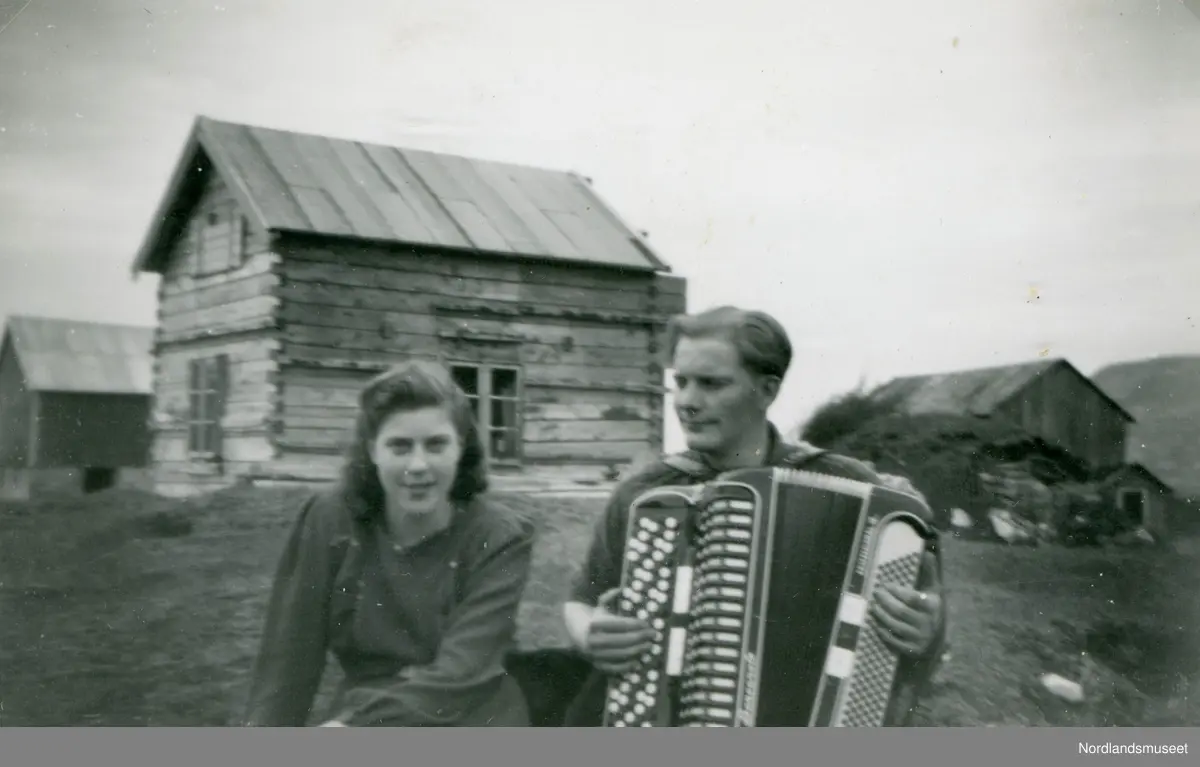 Alf Martin Hansen Alpøy spiller trekkspill til sin kone Elsa (pikenavn ...