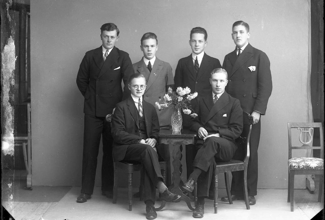 Gruppbild Med Sex Unga Män Två Sittande Framför Fyra Stående Grenna Museum