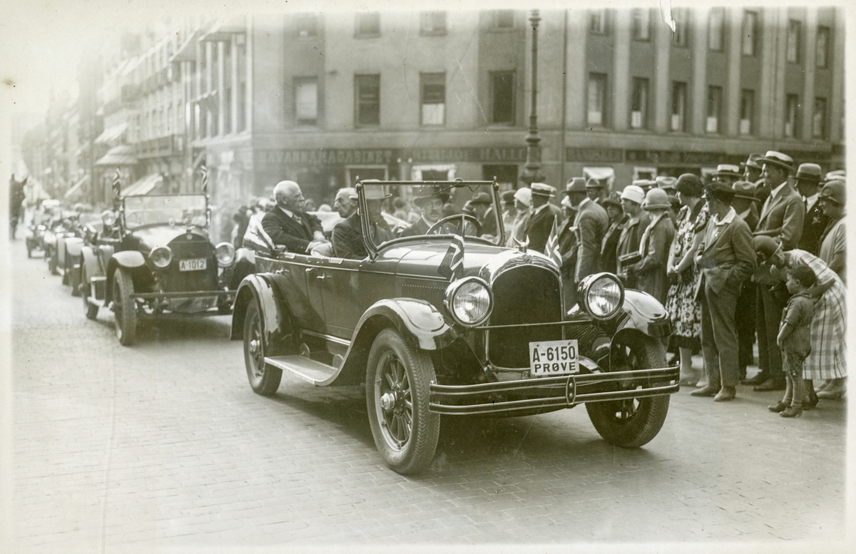 Roald Amundsen i åpen bil i bilkortesje i Karl Johans gate v/Lille ...