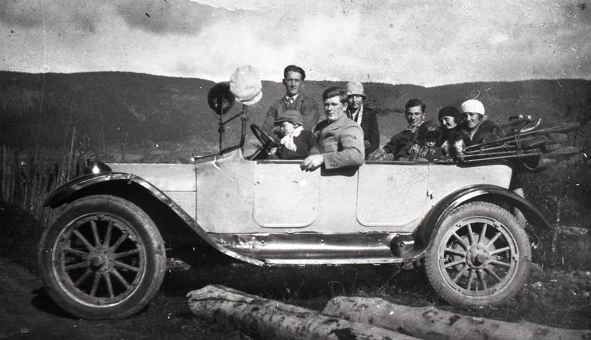 Kjøretur rundt Slidrefjorden i gammel Dodge. - Valdres Folkemuseum ...