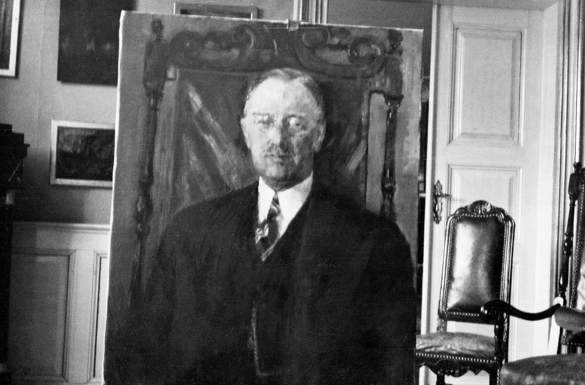 Malt portrett av godseier Westye Parr Egeberg (1877-1959), fotografert ...