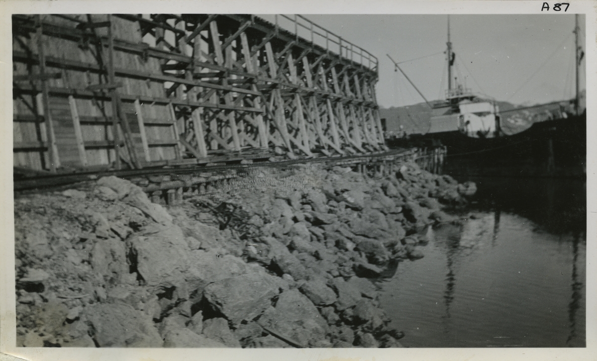 Jernbane på kaien. - Svalbard museum / DigitaltMuseum