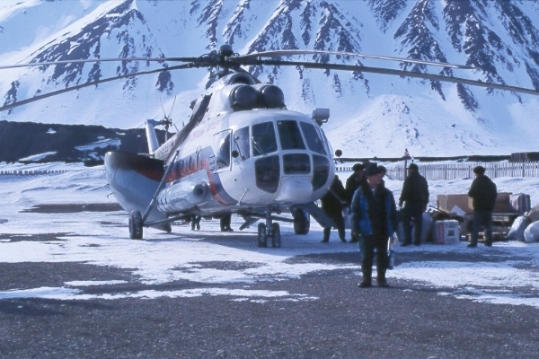 helikopter har landet i Pyramiden - Svalbard museum / DigitaltMuseum