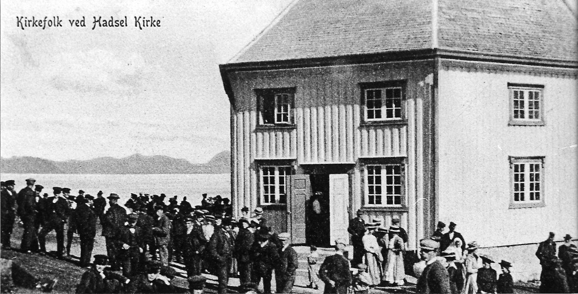 Hadsel kirke den gang den var hvitmalt. Kirkegjengere utenfor - Museum ...