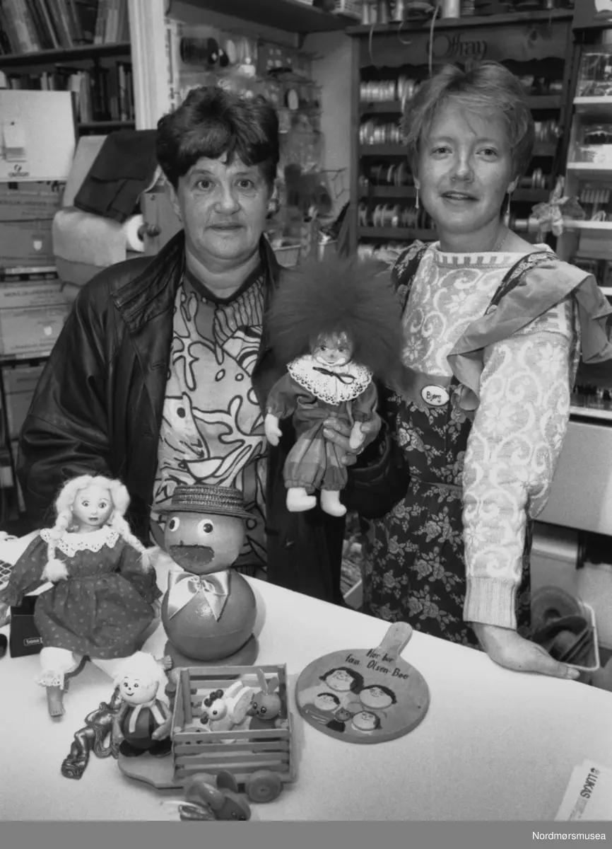 Logos. Brit Rovik og Bjørg Heggem. Bildet er fra avisa Tidens Krav sitt ...