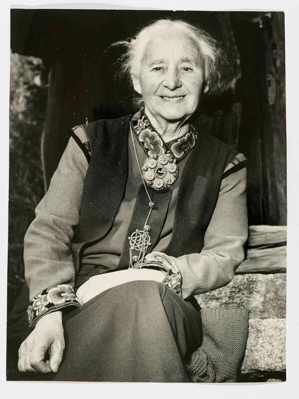 Tilla Valstad-sjarmerende fyrverkeri på mangen talerstol! - Asker museum