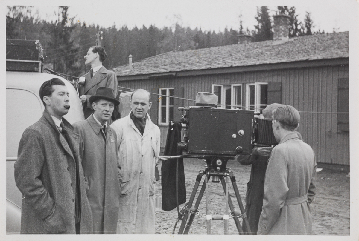 Fotografering i Grini fangeleir. Fredsdagene 1945. Gunnar Bratlie helt ...