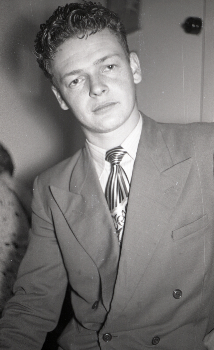 Bilder tatt av gruvearbeider Roald Amundsen, som var her oppe fra ...