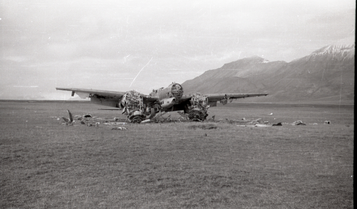 Tysk flyvrak i Adventdalen (?). Bilder tatt av gruvearbeider Roald ...