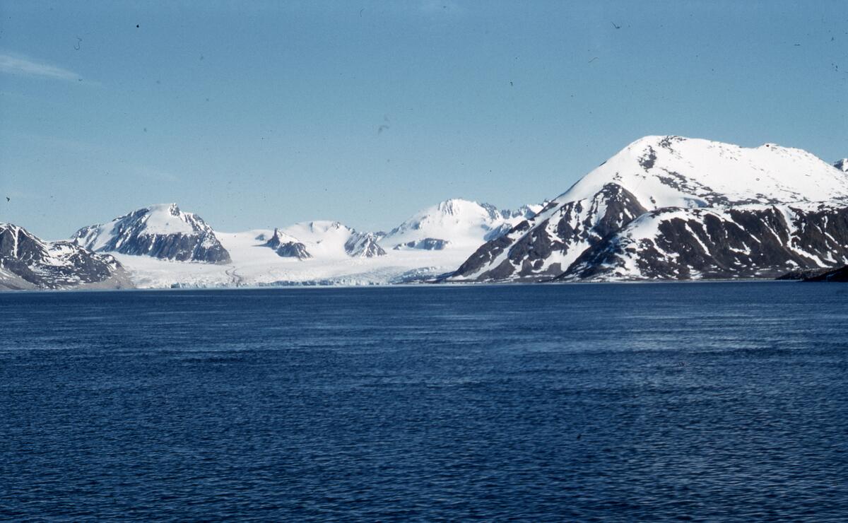 Isbre og fjell Med Lyngen til Svalbard, 1957 - Svalbard museum ...