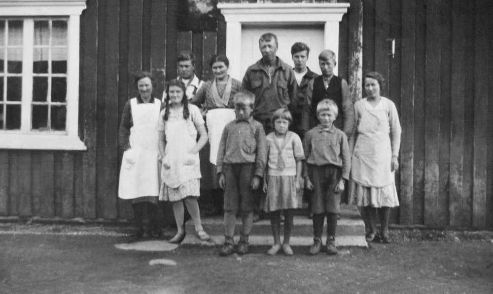 Krutvatn fjellstue sist på 1920-tallet. Personene til venstre er ukjent ...