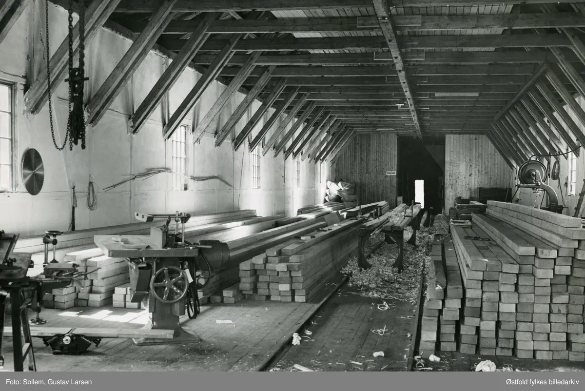 Interiør fra Bjarne Aas båtbyggeri i minemagasinet på Isegran, Kråkerøy ...