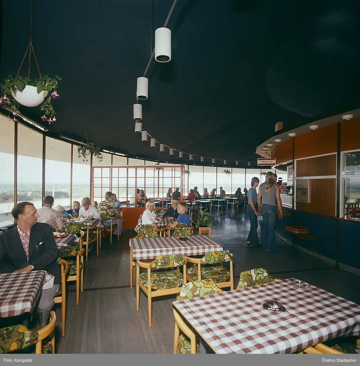 Servering i vattentornet Svampen, 1980-tal - Örebro Stadsarkiv ...