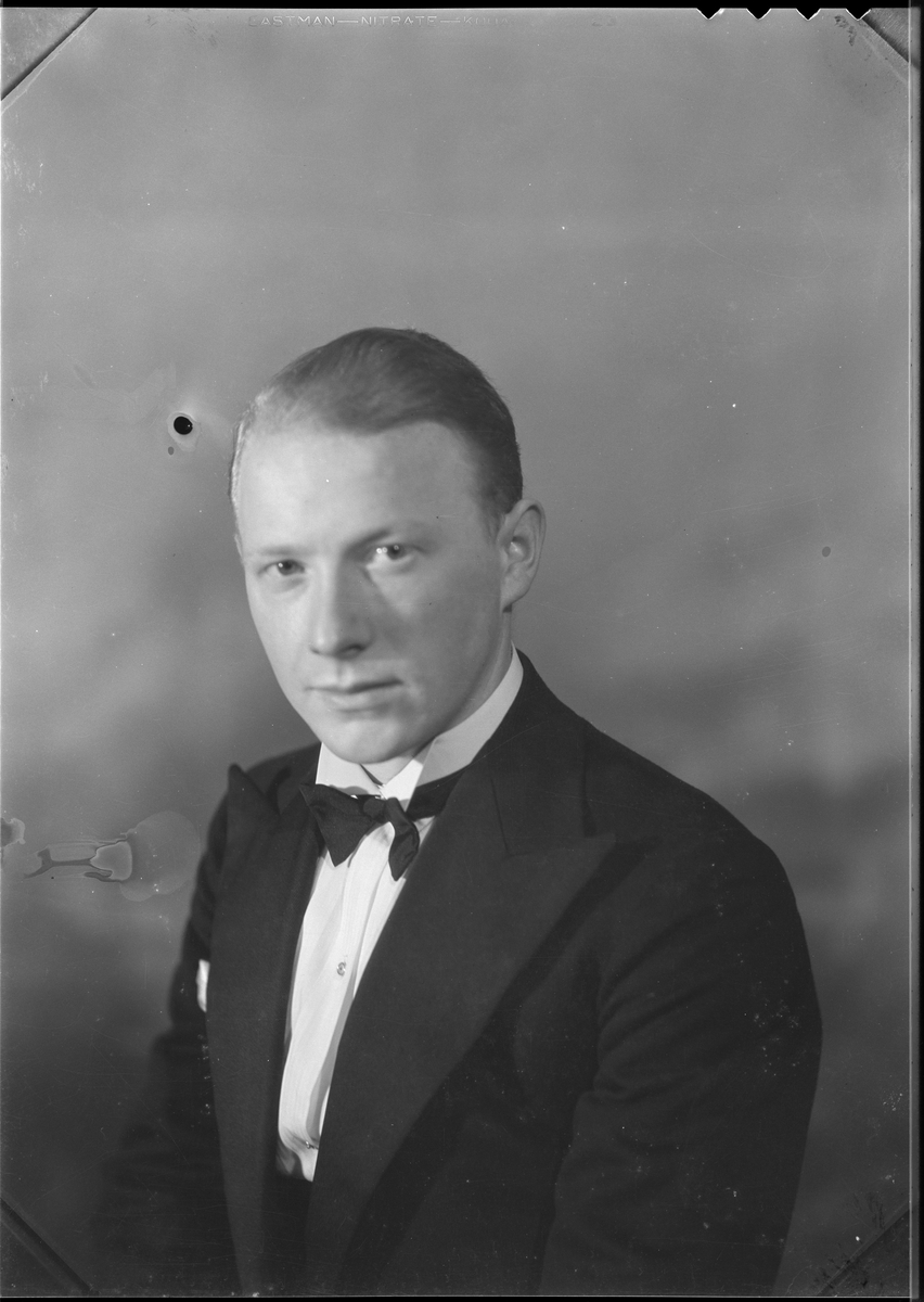 Portrettfoto av en mann i dress - Museene i Akershus / DigitaltMuseum