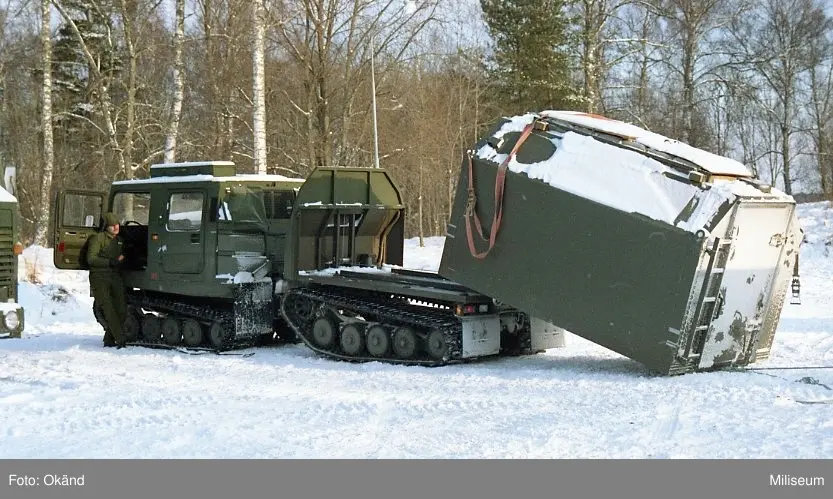 Bandvagn 206 med lastväxlare. - Miliseum / DigitaltMuseum