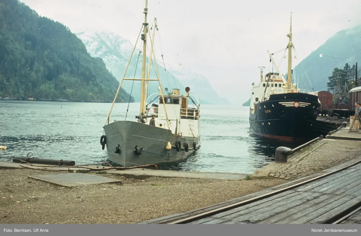 Ved bryggen ved Granvin stasjon. Til høyre MS Ulvik - Norsk ...