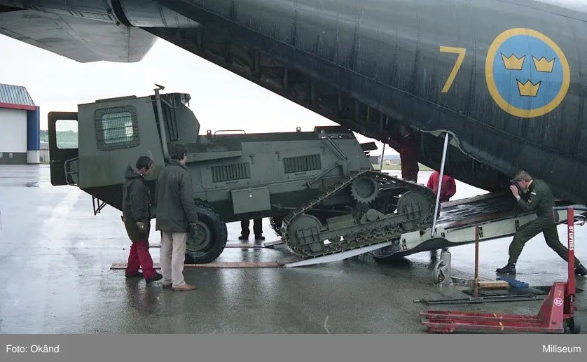Lastning av AARDVARK. Flygplan C-130 Hercules på Aberdeen flygfält ...