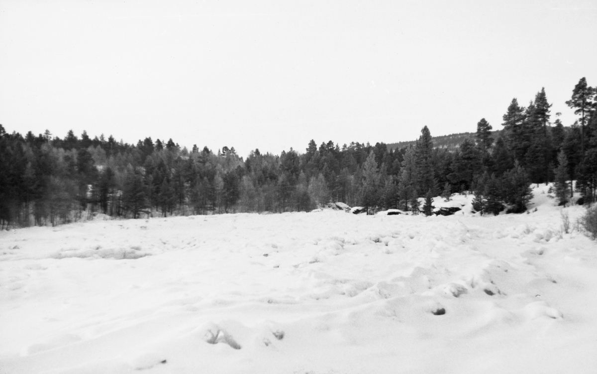 Snødekt elveløp der det hadde vært isgang. Fotografiet er sannsynligvis ...
