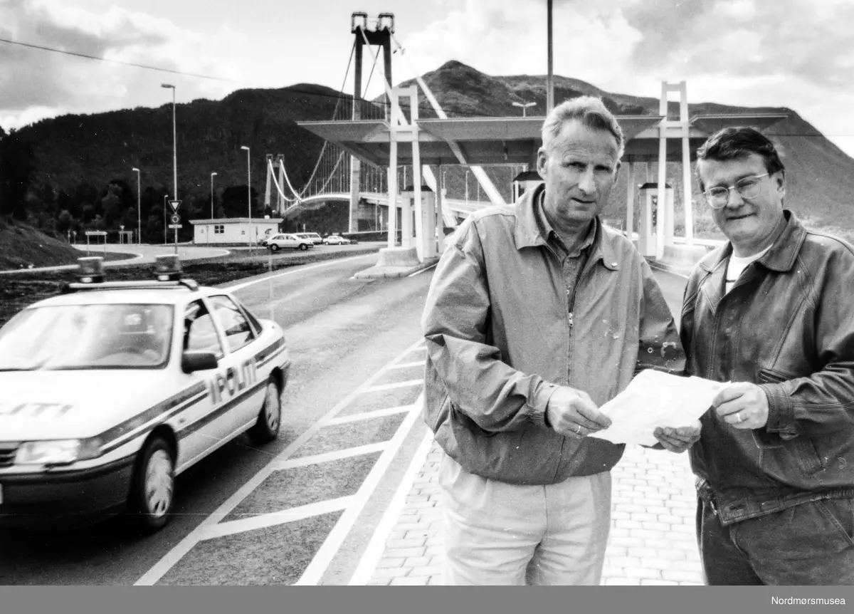 Knut Engdahl i Fastlandsfinans og Politiinspektør Johan Petter Iversen ...