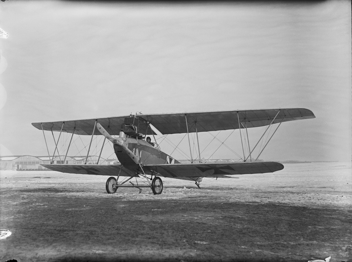 Flygare på plats i militärt flygplan Albatros B.I tillhörande Österrike ...