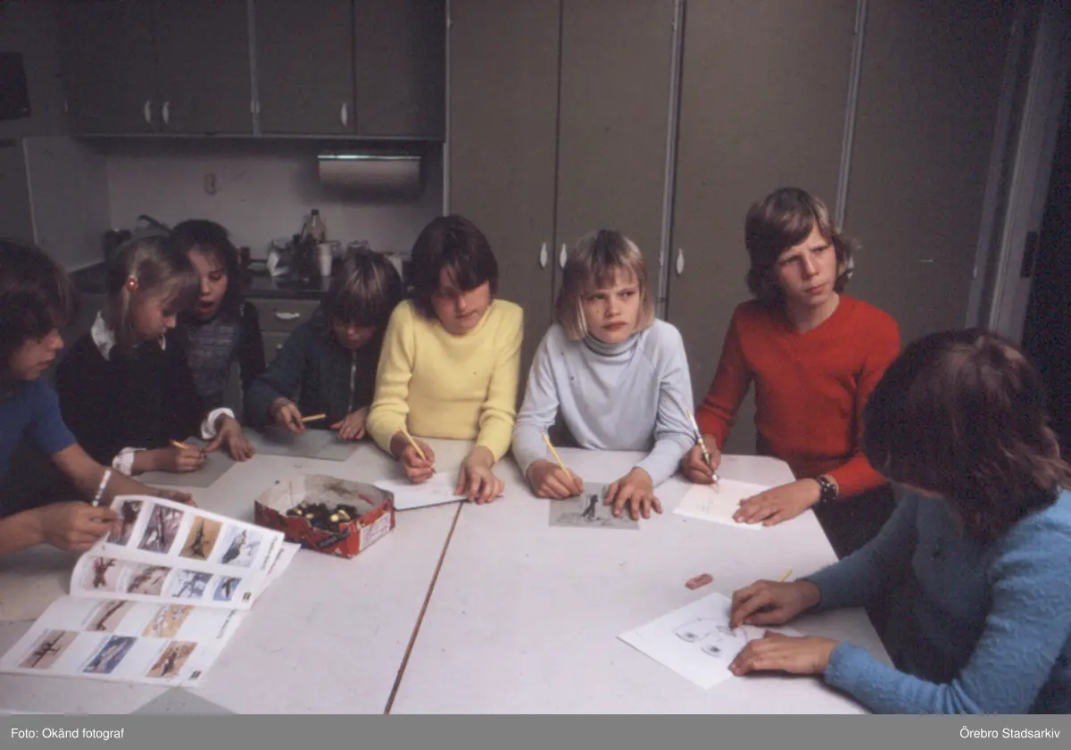 Barn ritar och målar, 1970-tal - Örebro Stadsarkiv / DigitaltMuseum