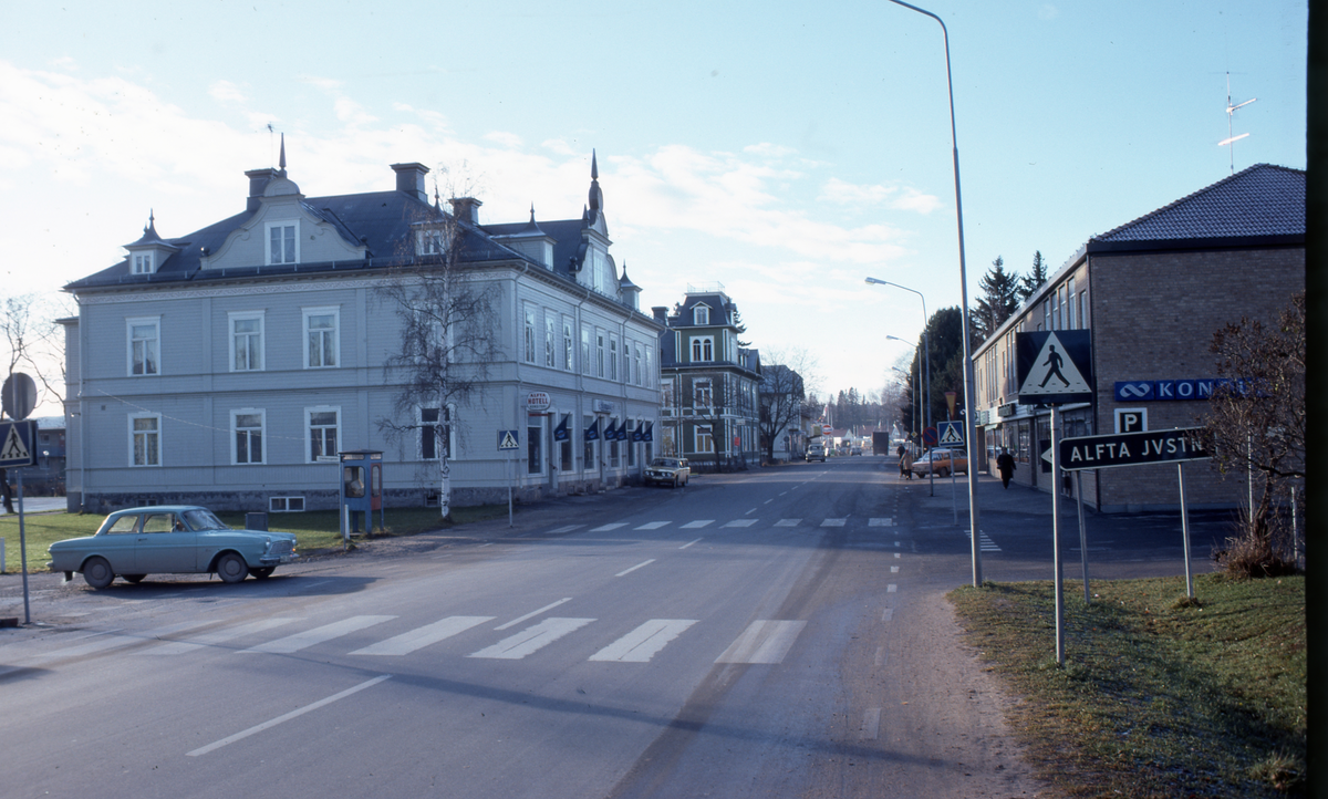 Bebyggelse i Alfta centrum. Alfta hotell till vänster i bild och Konsum ...