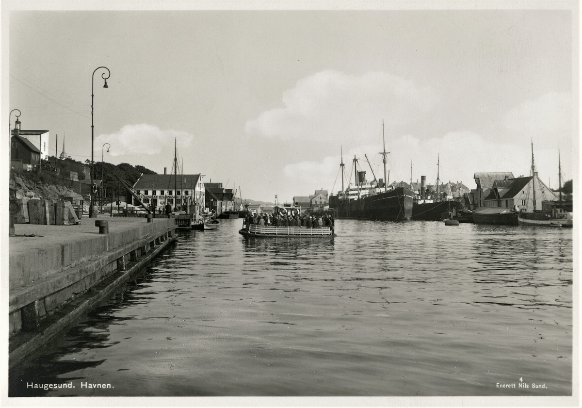 Postkort med bilde av passasjerbåten "Flytten" på vei fra Risøy til ...