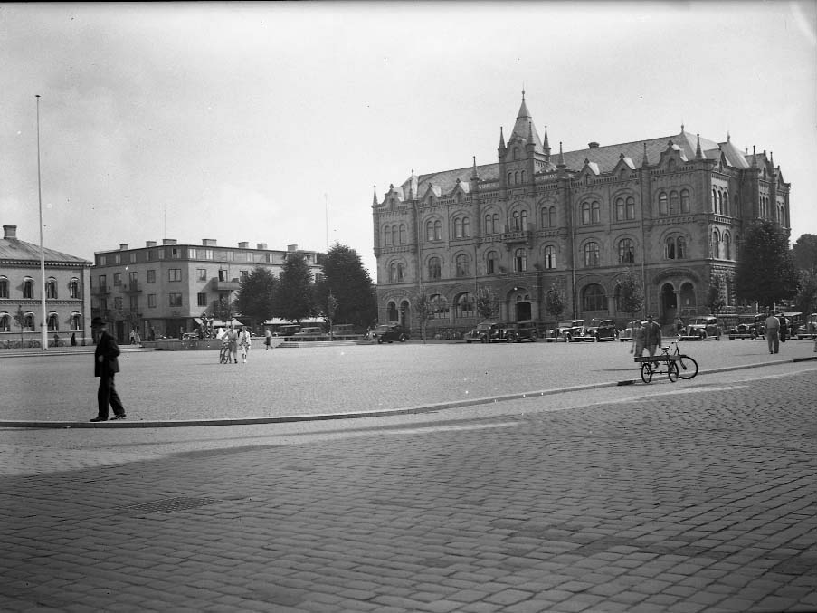 Varbergs torg sett från Kungsgatan mot Sparbankshuset till höger i bild ...