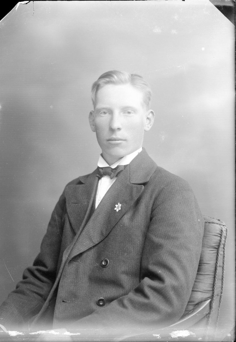 Bröstbild av en ung man som sitter på stol. - Grenna Museum ...