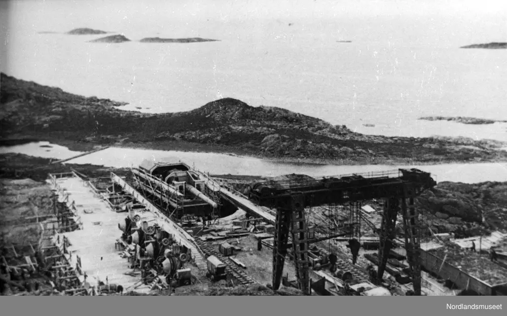 Kanonbunker Nr. 2 (museumsbunker) i byggefasen. Adolfkanonen på plass ...