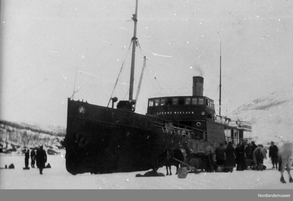 Dampskip DS "Sivert Nielsen" ligger til kai. Vinter. Hest og slede ...