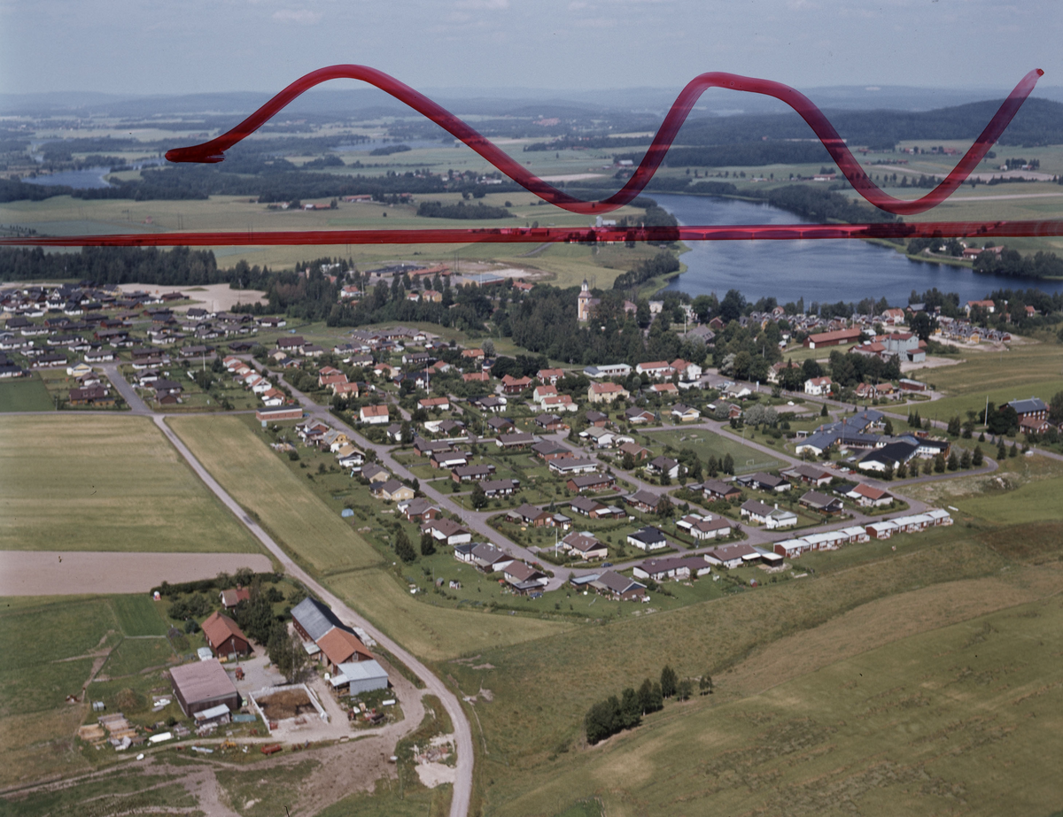Flygfoto över Gustafs bebyggelse och kyrka 1980. - Dalarnas museum ...