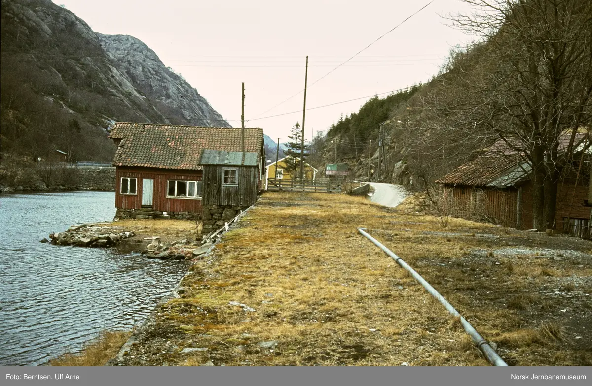 Rester av Rekefjordbanens trase ved bryggen i Rekefjord - Norsk ...