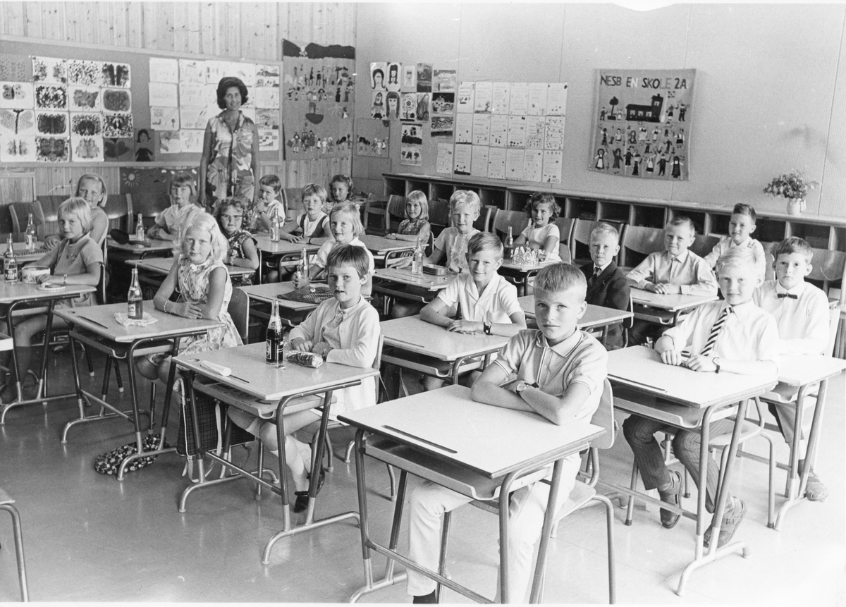 Skoleklasse Fru Else Marie Aksnes sin skoleklasse, 2 A. Rekke 1 fra ...