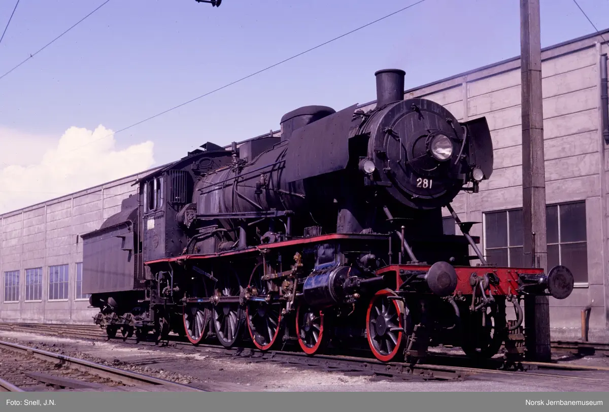 Damplokomotiv type 30a nr. 281 ved lokomotivstallen på Hamar stasjon ...