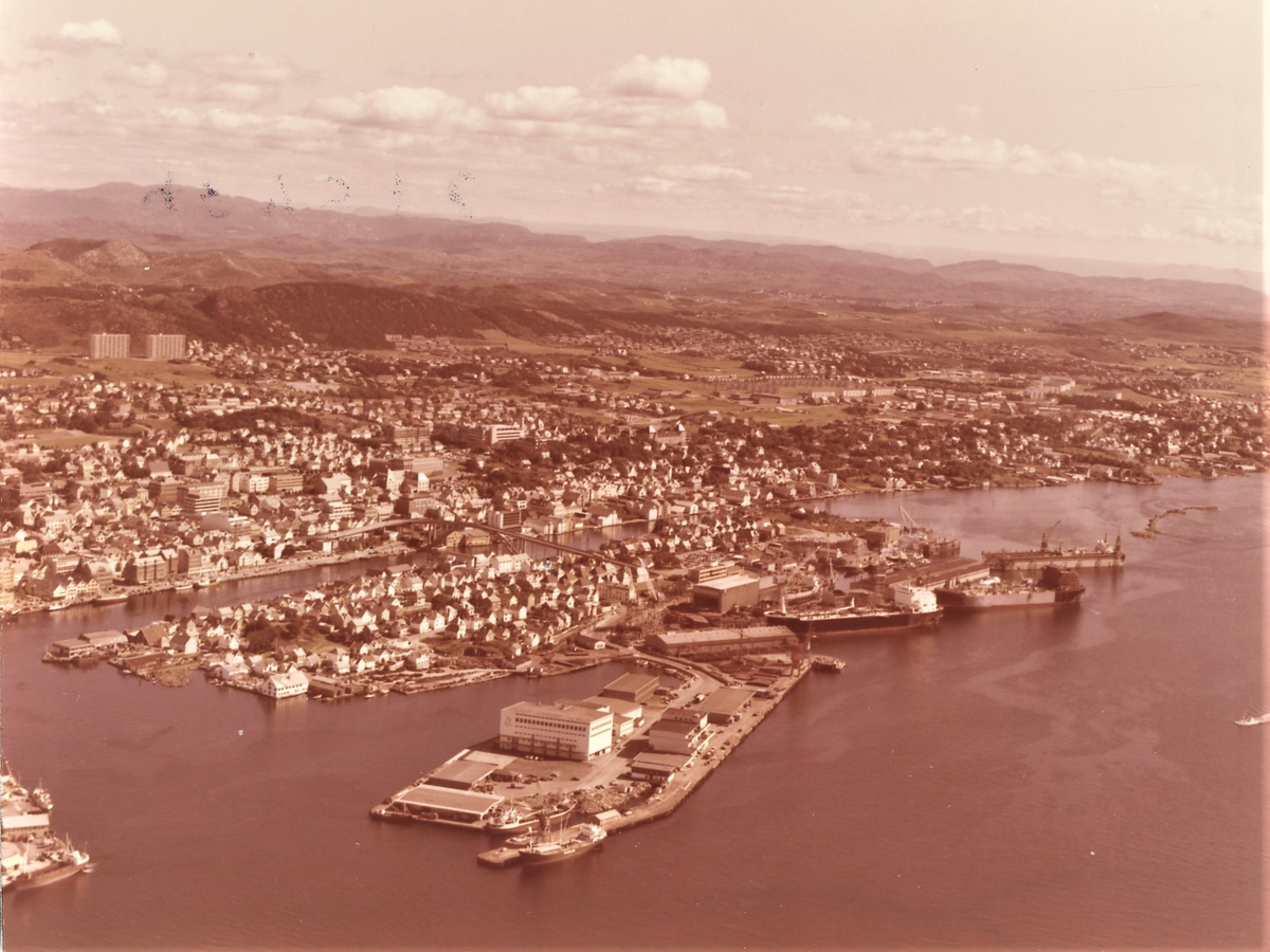 Flyfoto over Risøy i Haugesund. I forgrunnen er Garpaskjær med den nye ...