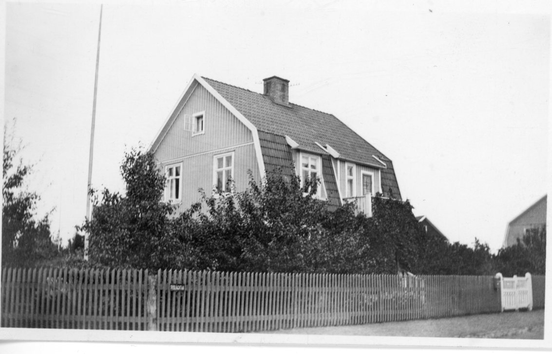 Större villa med brutet tak. Flaggstång. Pinnstaket mot gatan. - Grenna ...