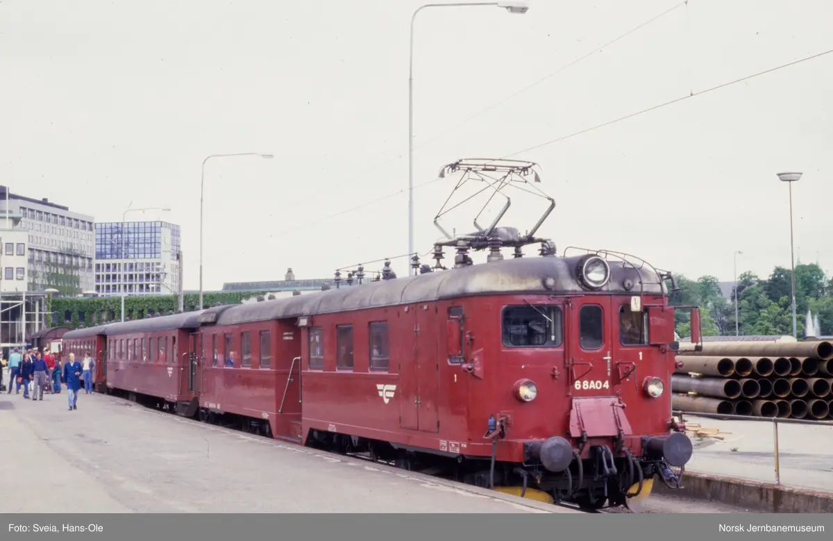 Elektrisk motorvognsett type 68A med motorvogn BM 68 04 fremst, med ...