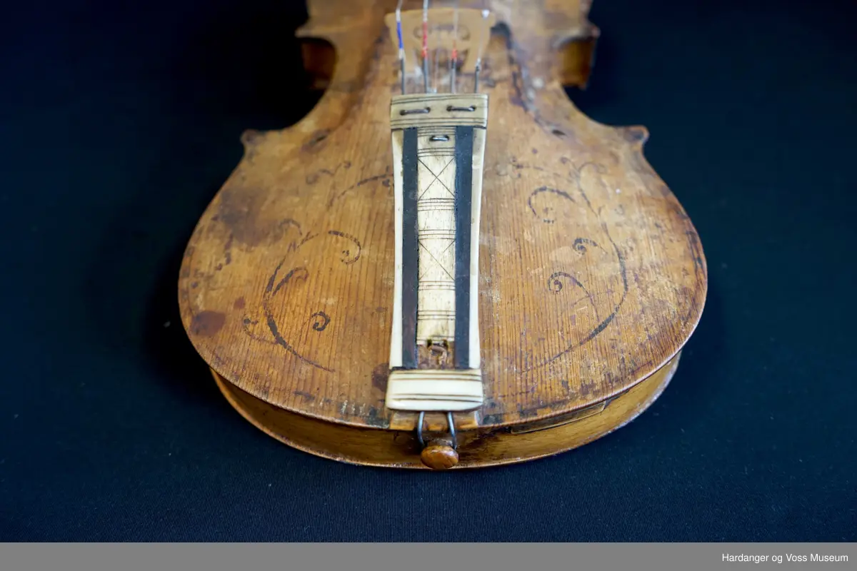 Hardingfele med felekasse og boge - Hardanger og Voss Museum ...