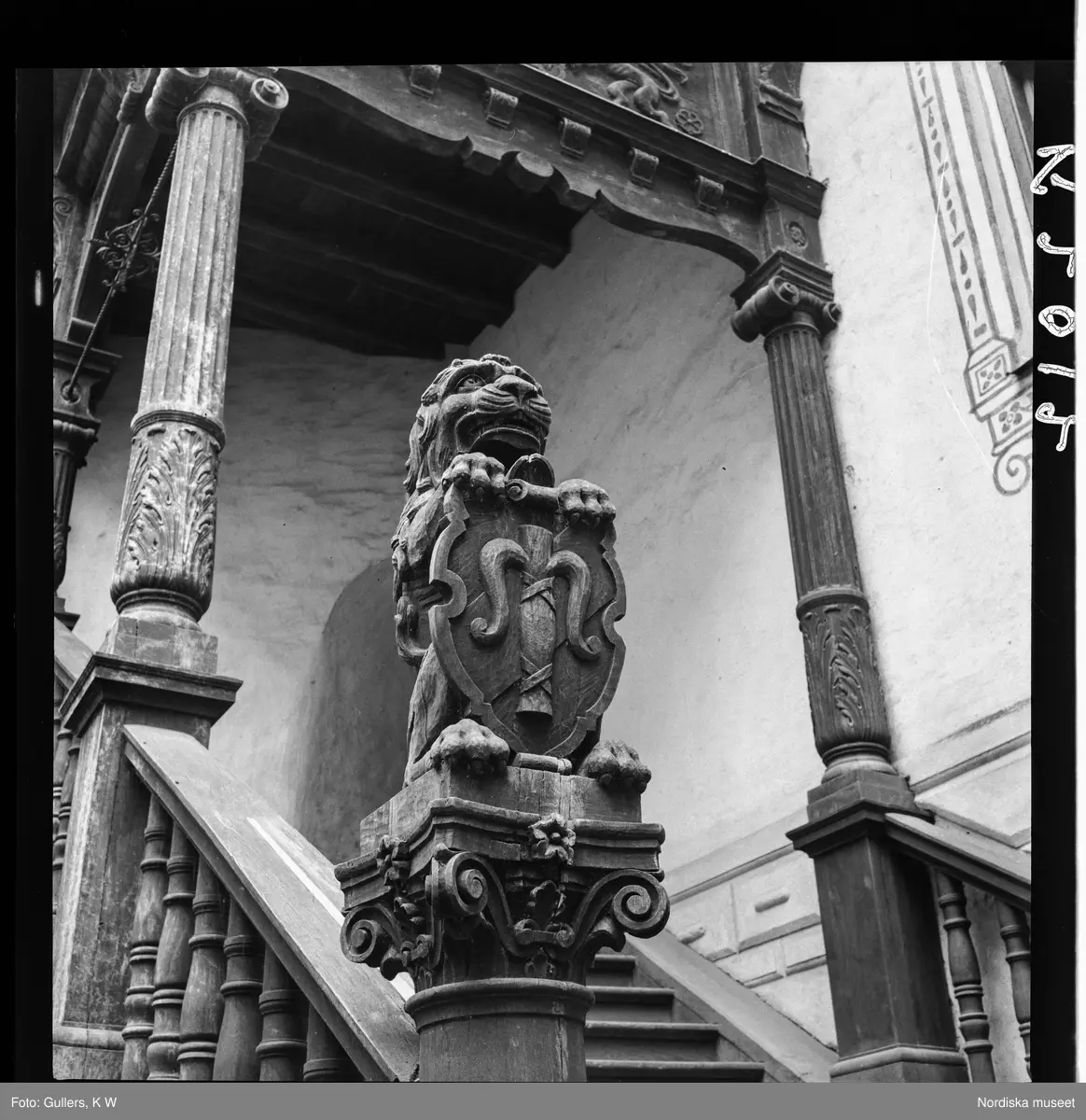 511 B Gripsholms Slott. Snidat lejon med vapensköld vid trappa ...