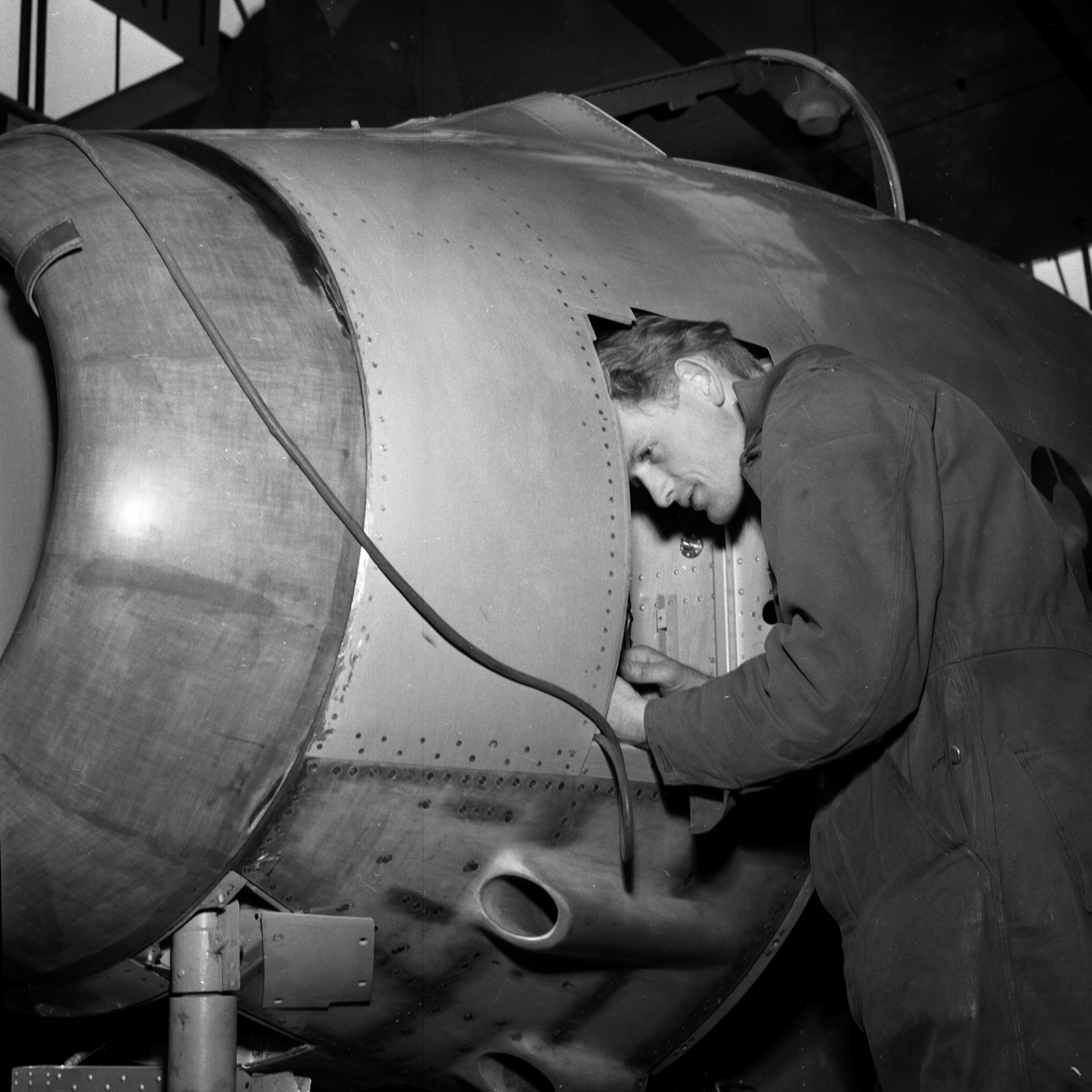 Lars Stenberg arbetar med montering av Tunnans nosparti 17 maj år 1950 ...