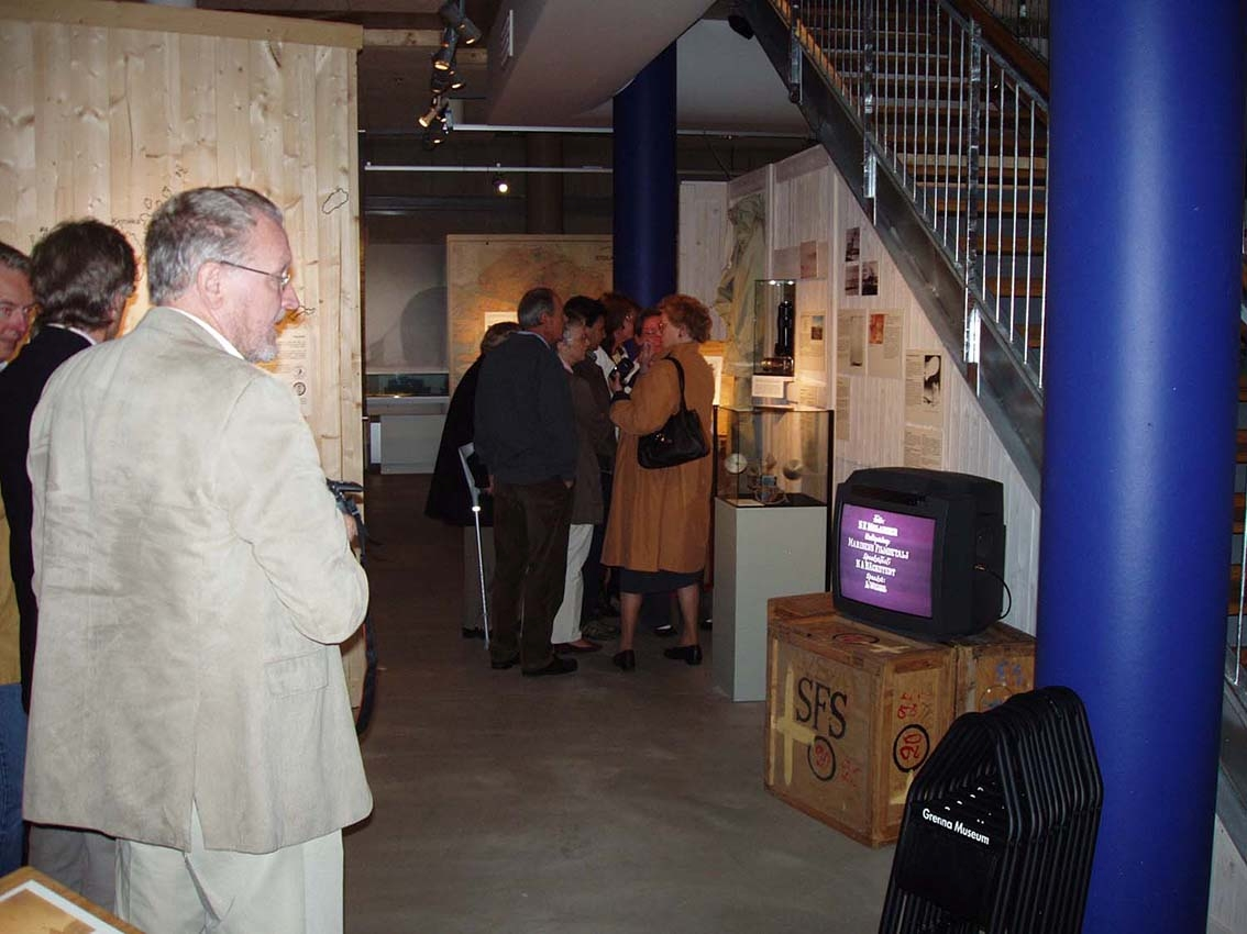 Kvinnor och män vandrar runt i utställningen "Polarår!" på Grenna Museum. - Grenna Museum ...