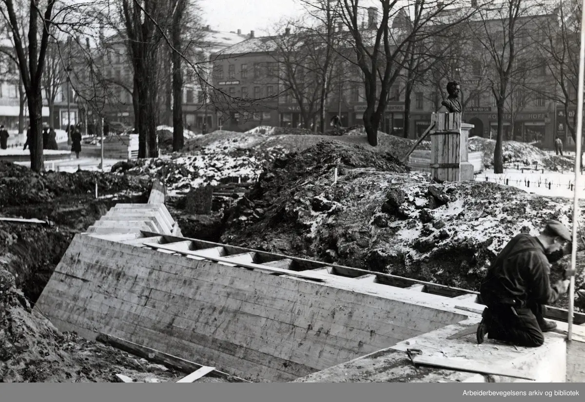 Det sivile luftvern..Dekningsgraver under arbeid ved Olaf Ryes plass ...