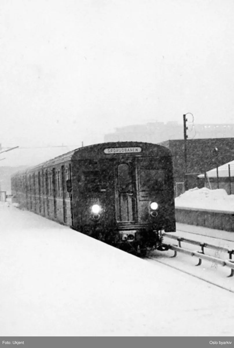 Oslo Sporveier. T-banevogn 1051, serie T1, i tog på linje 5 ...